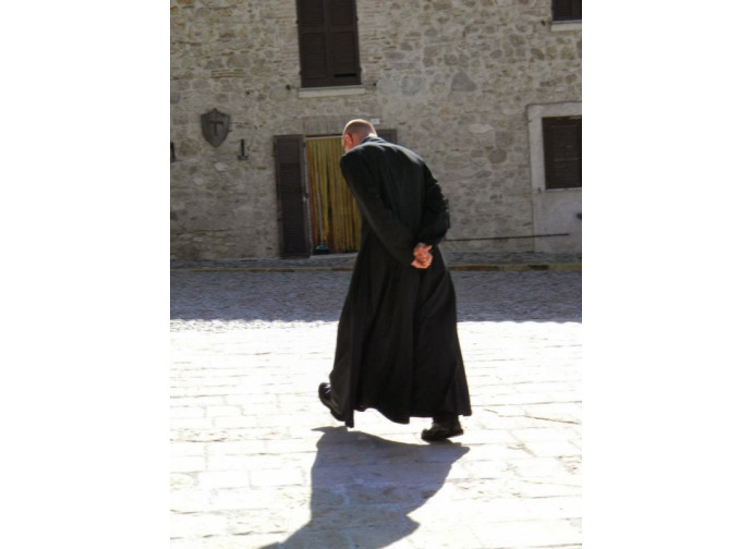 Perché 3000 religiosi all'anno lasciano l'abito talare - La Nuova ...