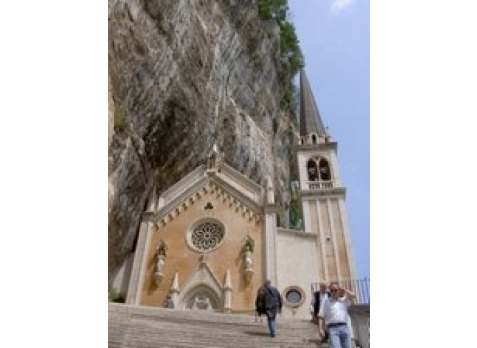 A Spiazzi, in visita alla Madonna della Corona - La Nuova Bussola ...